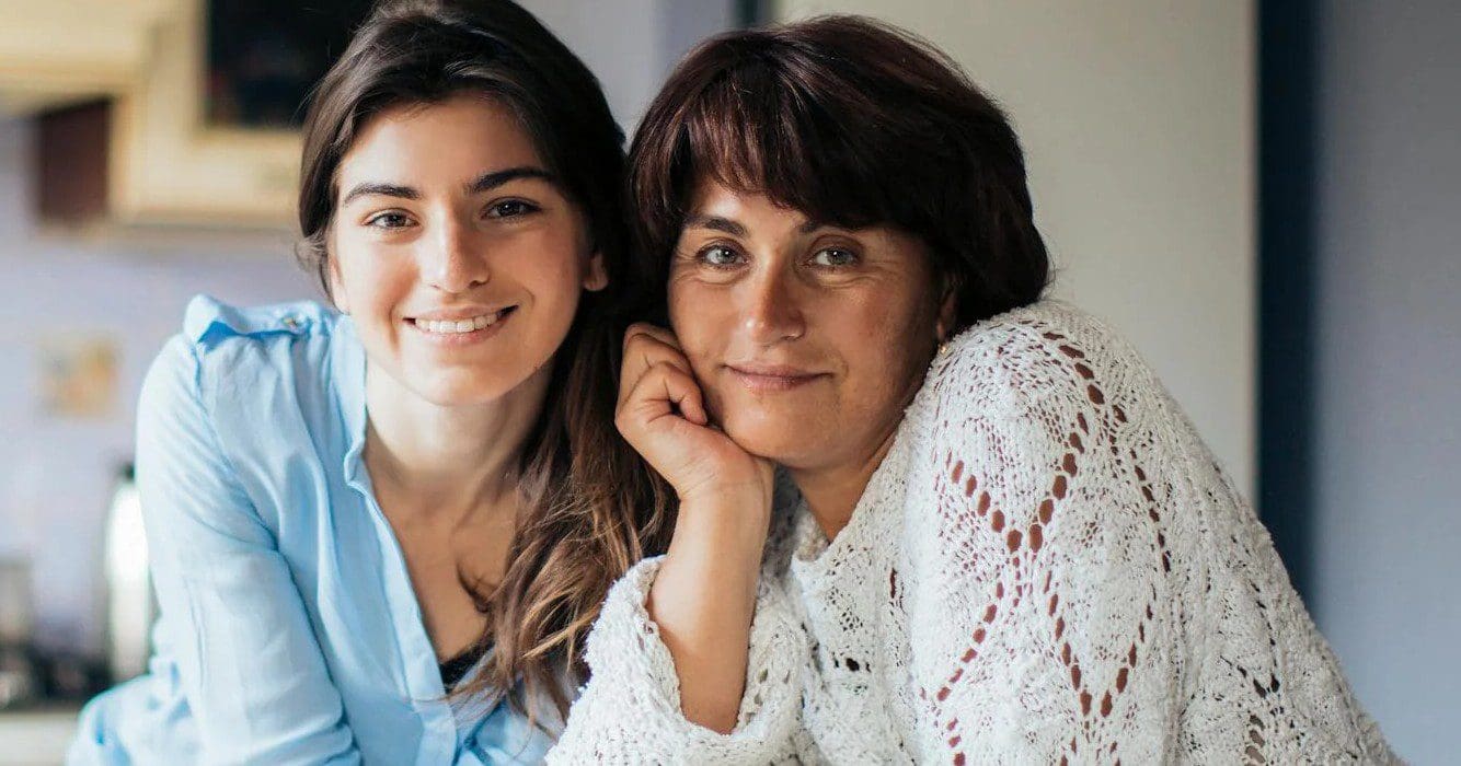 Vrouwen beginnen op hun moeder te lijken als ze 33 jaar oud worden ...