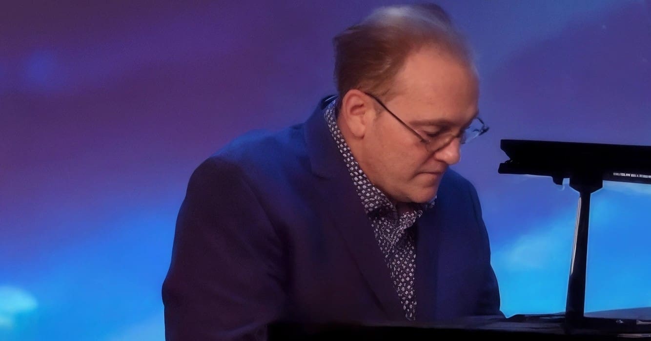 Jury hoort iets achter hun rug wanneer ze zich omdraaien zijn ze ...